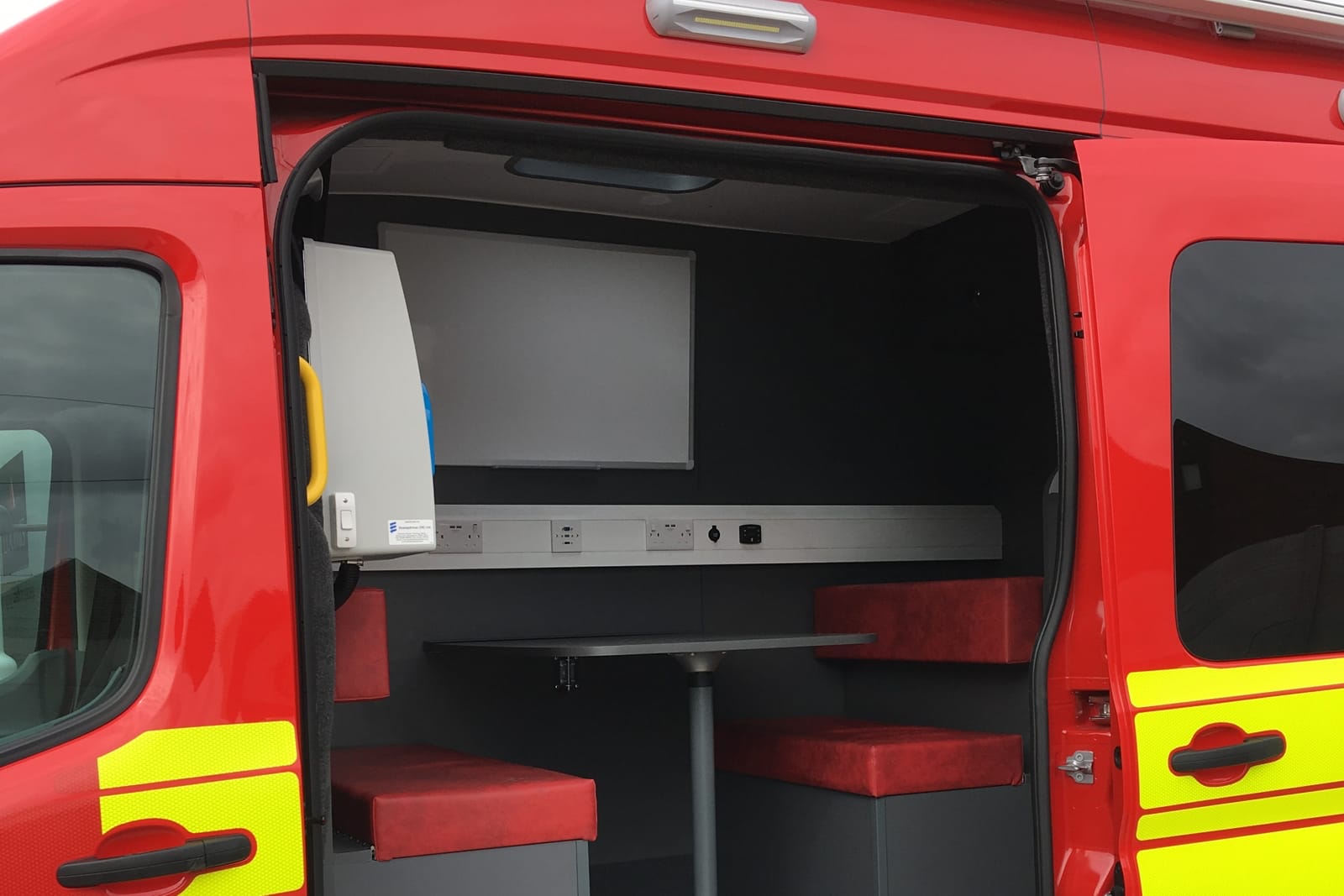 Mobile incident command vehicles for emergency services